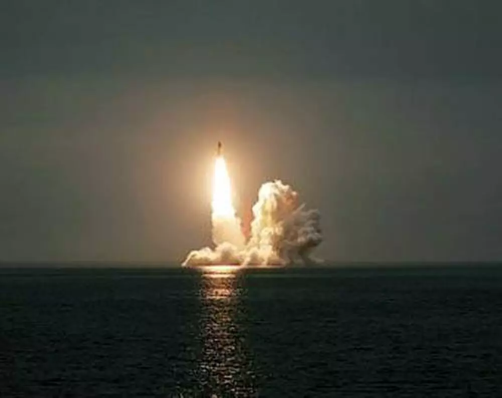 Nnwale ndị gara nke ọma nke Bulava ICBM mere: malite site na ọnọdụ miri emi site na Yury Dolgoruky nuklia okpuru mmiri na Barents Sea, warheads kụrụ lekwasịrị anya na ebe ọzụzụ Kura na Kamchatka.