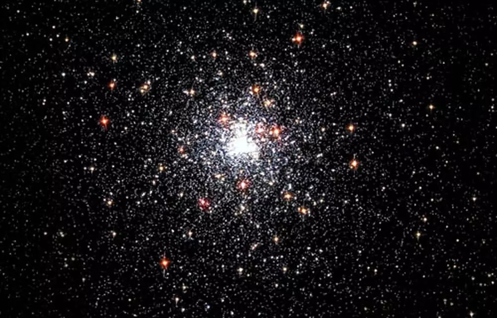 Hubble တယ်လီစကုပ်မှမြင်ရသည့်အတိုင်း Globular cluster NGC 6624