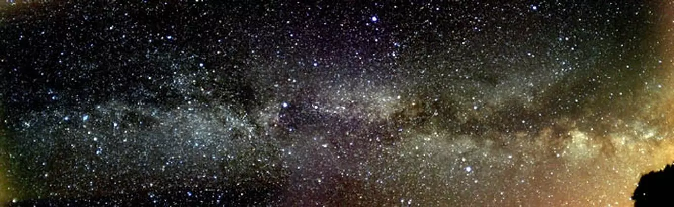 Droga Mleczna w rejonie konstelacji Łabędzia: widoczny ciemny pas Wielkiej Rafy
