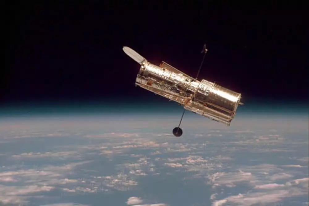 Espektwograf abò Teleskòp Espas Hubble a pral revele ke nan sèten longèdonn radyasyon UV, sifas Pliton aktivman absòbe li.