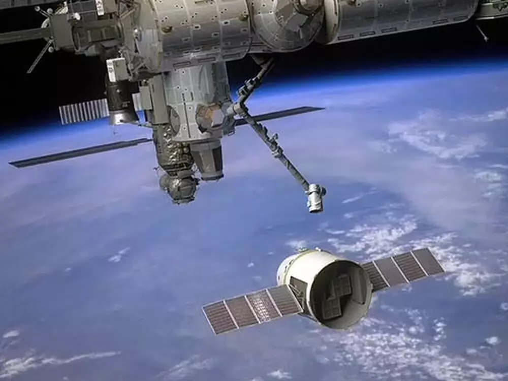 Se pospone el primer vuelo de la nave espacial privada Dragon a la ISS