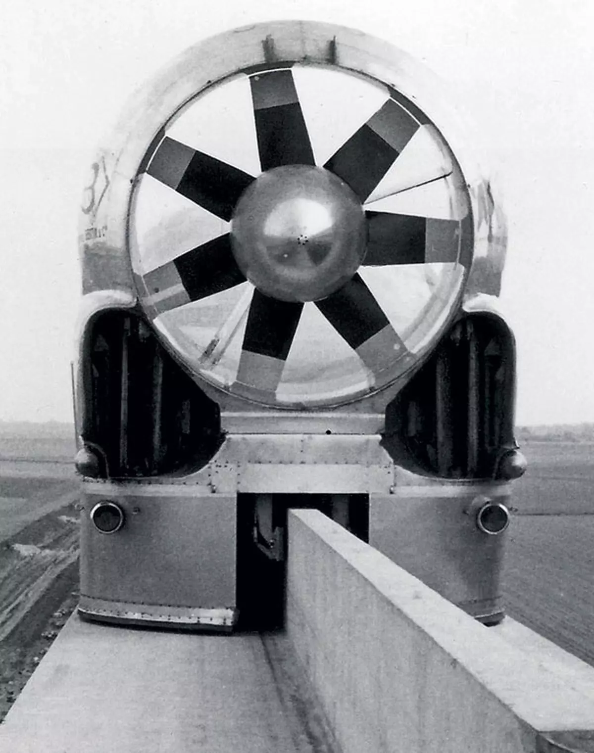 The pictures show an Aerotrain I80 equipped with a seven-bladed propeller. Pressure was created under the "skirts" of Bertin's air cars, that is, they worked on the principle of hovercraft.