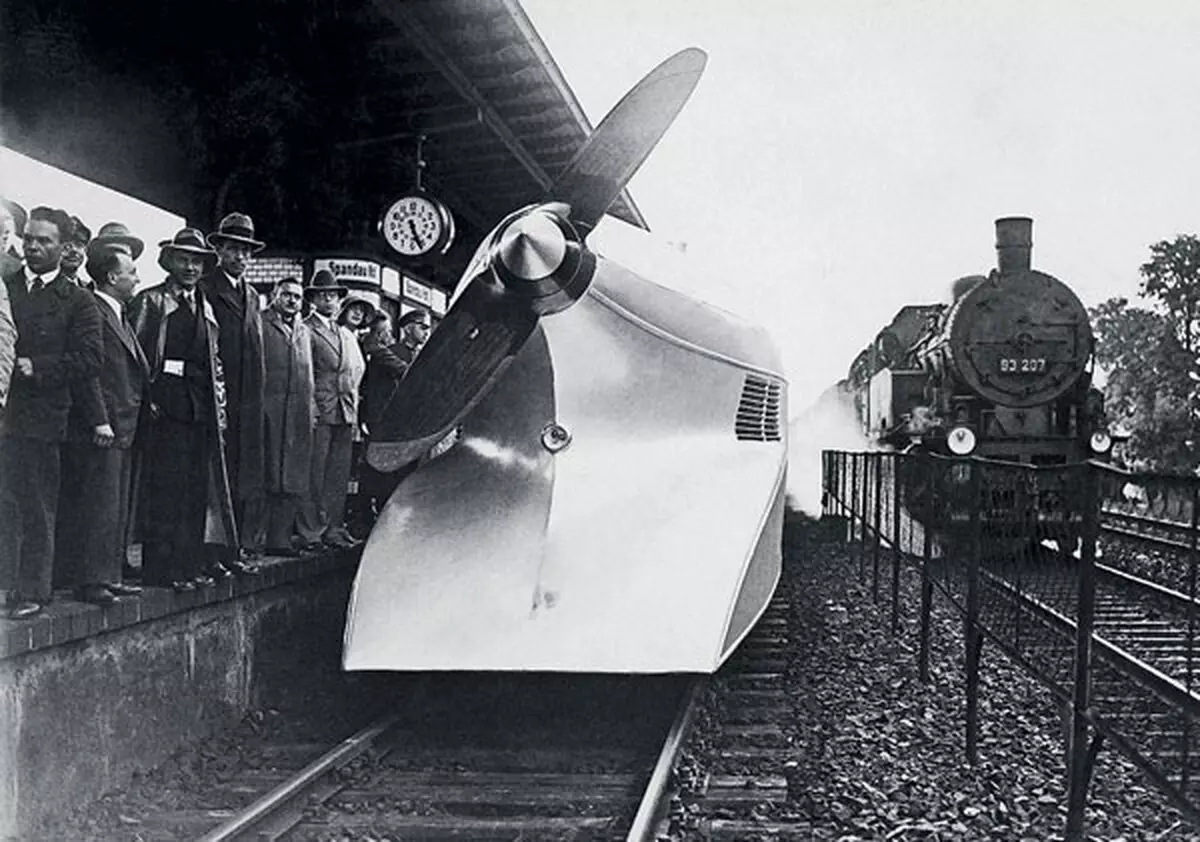 Schienenzeppelin O Schienenzeppelin era originalmente uma hélice de quatro pás, mais tarde alterada para uma hélice de duas pás; A hélice foi feita de madeira de freixo.