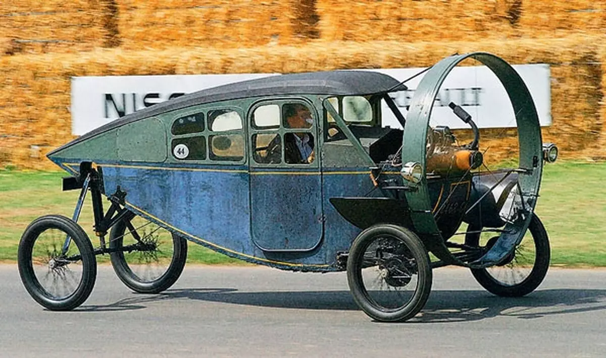 Pada tahun 2003, salah satu dari dua Heliks yang masih hidup membuat percikan di Goodwood Festival of Speed. Benar, baling-balingnya bukan asli, itu diganti setelah kecelakaan.