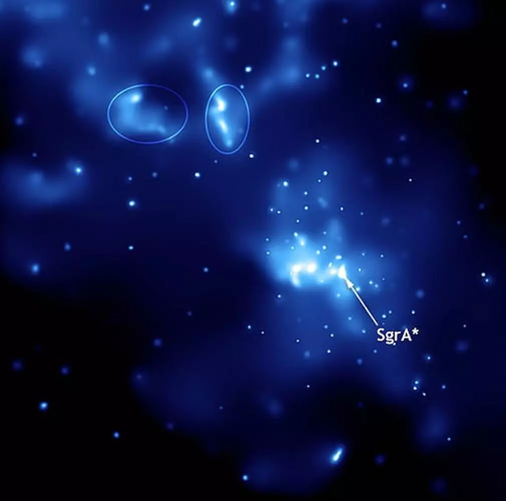 Sagittarius A * (ortada) we ýakynda bolan partlamadan iki sany yşyk ýaňlanýar (tegelek)