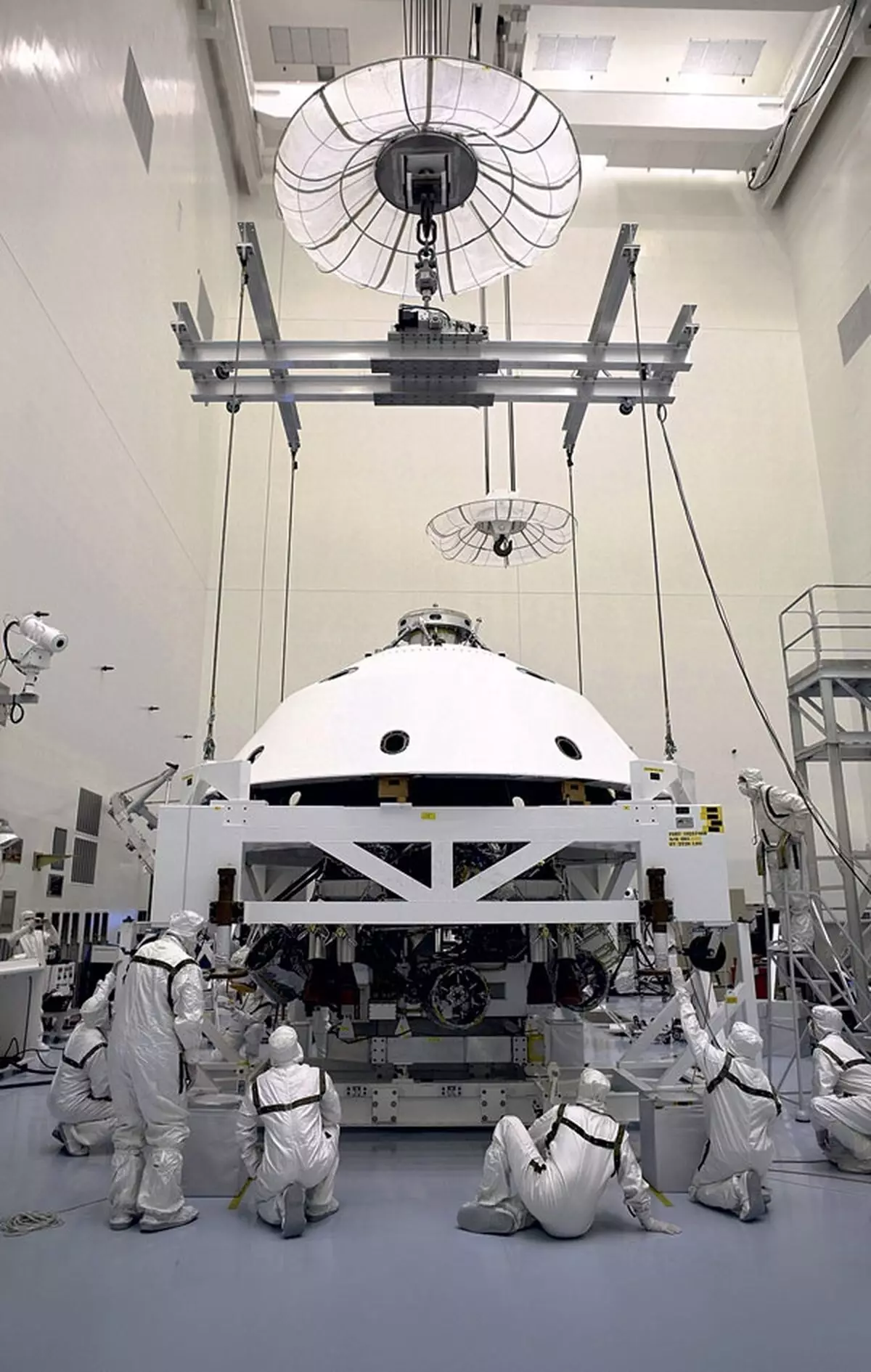 Inžinieri NASA vložia vozítko Curiosity do nákladného priestoru lode. Na Mars poletí spolu s „nebeským žeriavom“ (Sky Crane) – špeciálnym zariadením, ktoré bude musieť v poslednej fáze pristátia jemne spustiť rover na marťanský povrch.