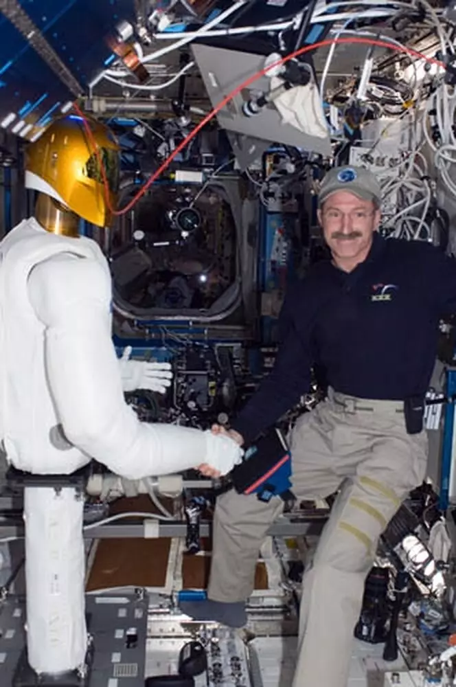 Η ιστορική χειραψία ανθρώπου-ρομπότ έλαβε χώρα στον ISS