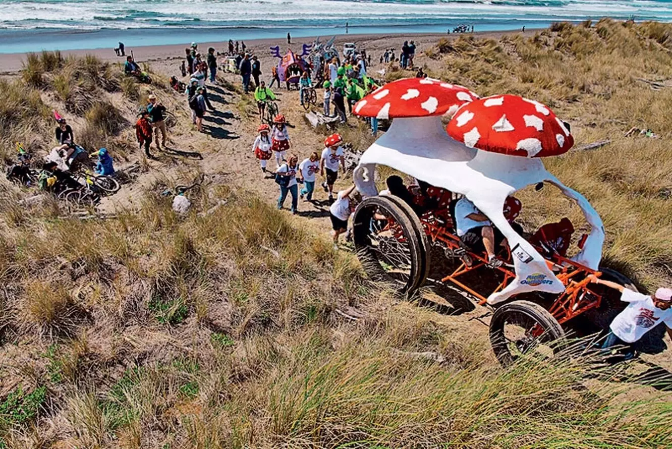 Racers woule yon navèt ki rele Attack of the Funguys moute bò yon dune sou Samoa Beach. Machin sa a ak ekipaj li yo te genyen de pri: "Aparèy ki pi sofistike" ak "Pi bon mekanik oto". Ekip machin yo rele Jeep la ak ewo nan Gloryopolis kòmanse kous la ak yon ri kè kontan (foto sou bò gòch la). Woody Endeavour monte pant dune "Dead Man's Precipice" (foto anba a). Nan ekip yo ki te kapab kouvri tout distans la san yo pa itilize lòt manm ekipaj ak san yo pa vyole lòt règ, Woody Endeavour te pran dezyèm plas.