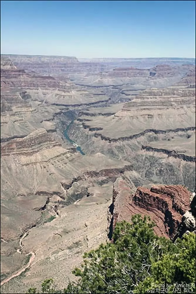 Ny Great Unconformity dia hita ao amin'ireo sosona vatolampy nasehon'ny Grand Canyon: sosona mihoatra ny 500 Ma mihoatra ny sosona mihoatra ny 1,6 Ma, tsy misy elanelana.