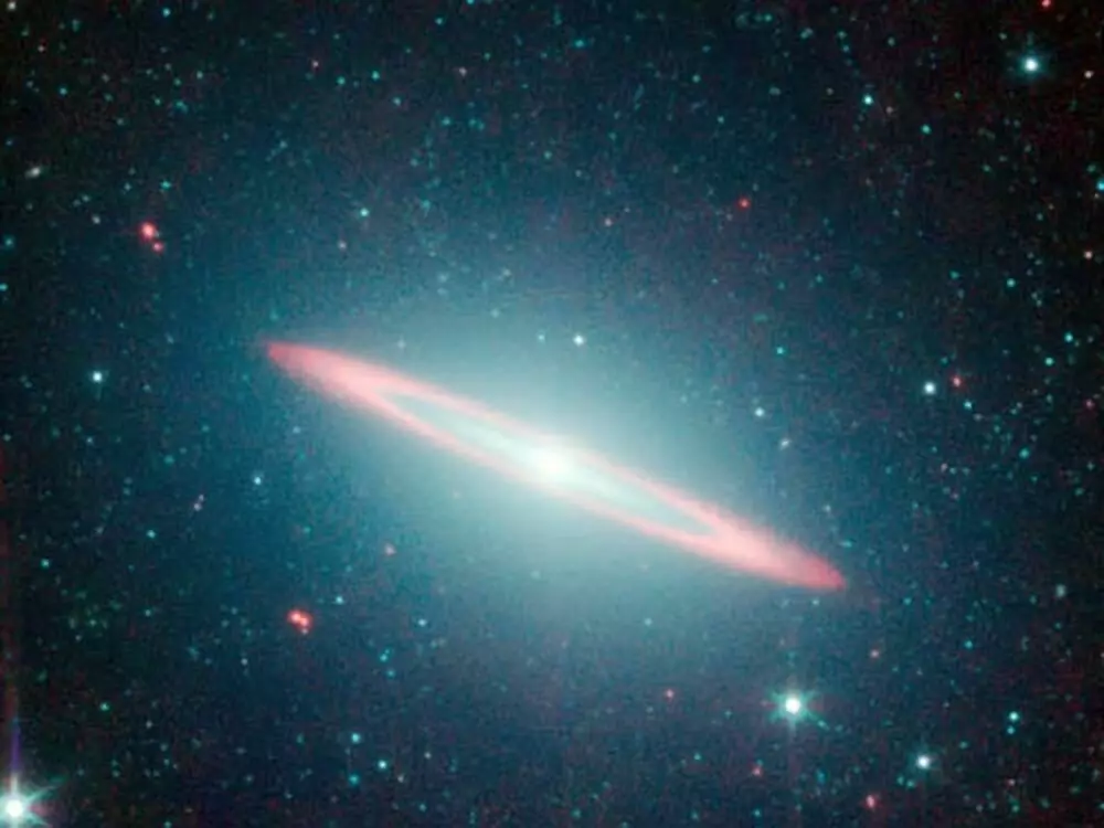 Dangosodd arsylwadau o'r Sombrero Galaxy yn yr ystod IR fod ei natur mewn gwirionedd yn ddeuol