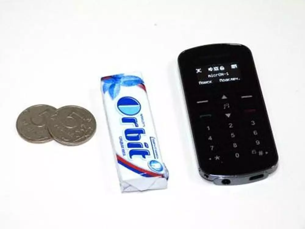 Miniphone BB-mobile (1500 roubles) pèse comme un paquet de chewing-gum ou quelques pièces