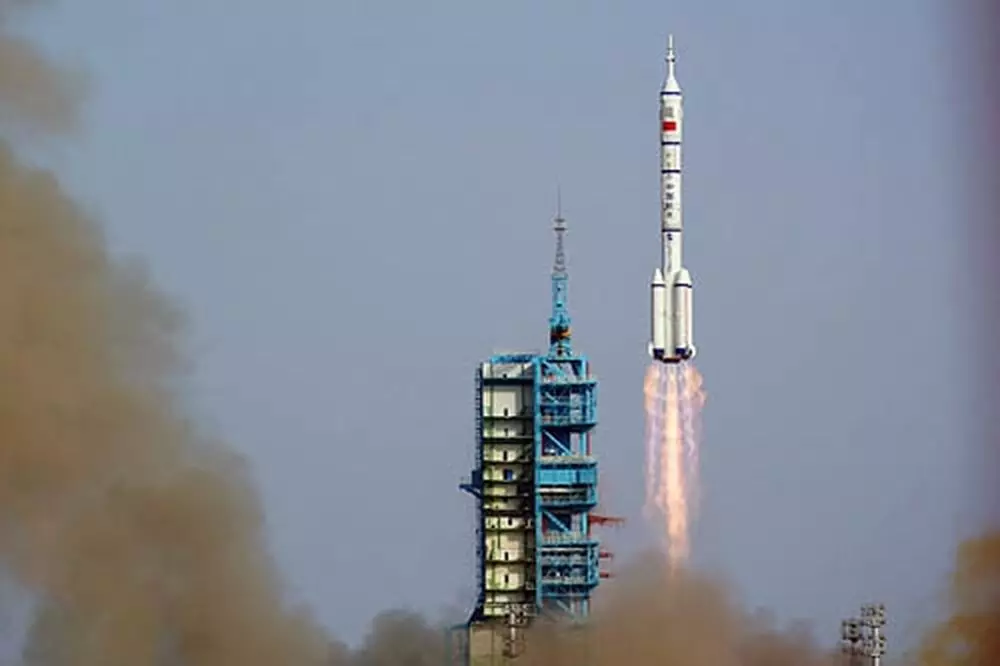 Lub foob pob hluav taws Chang Zheng 2F / G, pib los ntawm Jiuquan Cosmodrome, xa lub Shenzhou 9 manned spacecraft mus rau hauv lub orbit.