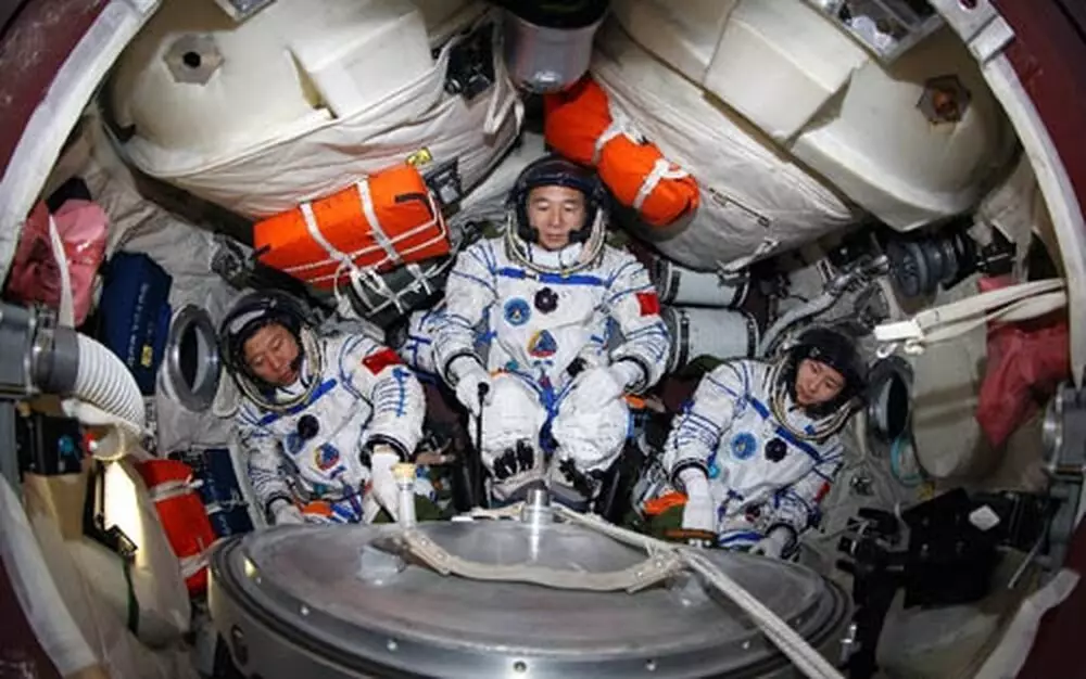 Awaknya termasuk taikonaut wanita pertama Liu Yang (foto kanan)