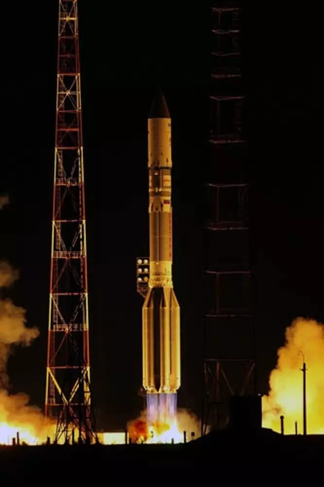 Um grande satélite de telecomunicações europeu Sirius-5 foi lançado de Baikonur a bordo do veículo de lançamento Proton-M com o veículo de lançamento Breeze-M