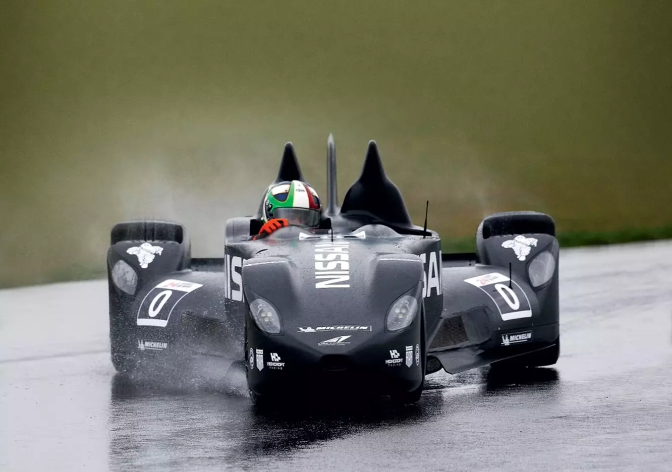 Ben Bowlby parolis pri kiel la 24 Hours of Le Mans akceptis la oferton de DeltaWing por la vetkuro. “Dum la unuaj kvin minutoj, ili parolis inter si kaj tute ignoris la prezenton. Dum la sekvaj dek minutoj, ili atente aŭskultis. Kaj tiam Jean-Claude Plassard, prezidanto de la ACO, ekstaris kaj diris: