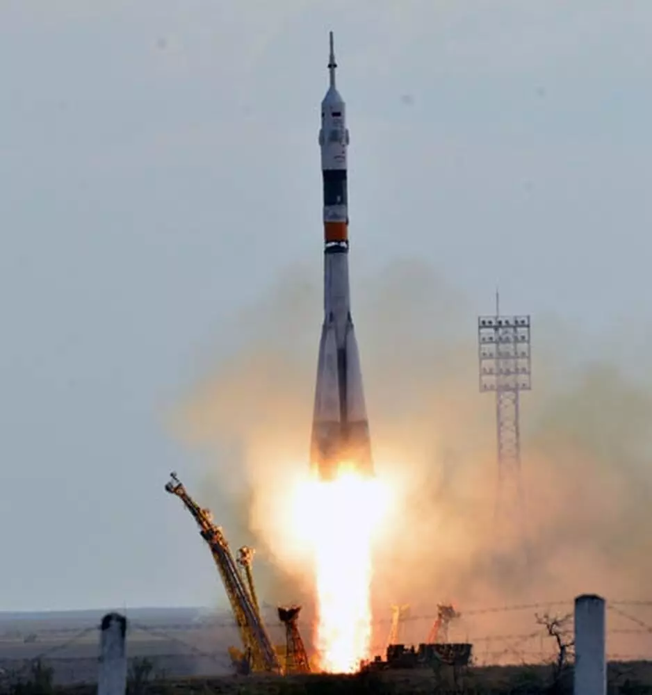 Rokete e tsamaisang thepa ea Soyuz-FG e nang le sefofane sa Soyuz TMA-05M e ile ea hlahisoa ho tsoa Baikonur Cosmodrome.