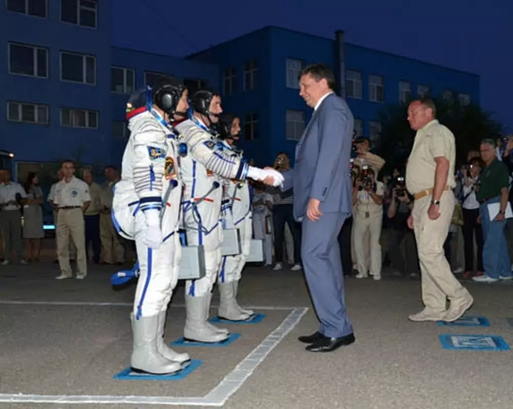 Mürettebat ISS'ye gitti: Yuri Malenchenko (Rusya), Sunita Williams (ABD) ve Akihito Hoshide (Japonya)