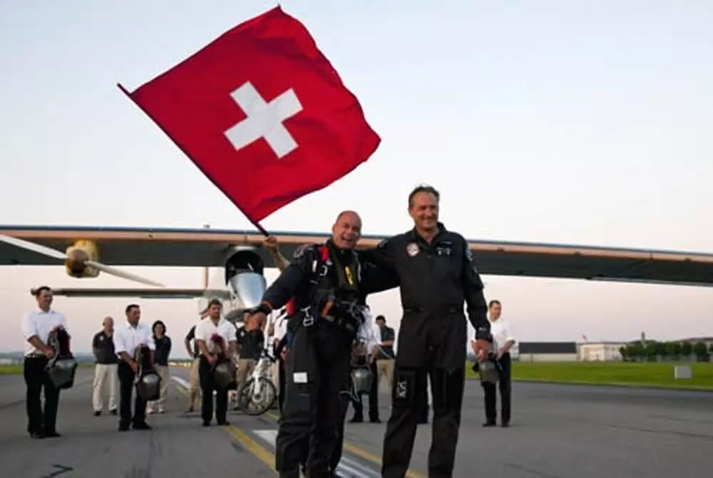 Bertrand Piccard (solda) ve André Borschberg tarafından dönüşümlü olarak kullanılan Solar Impulse