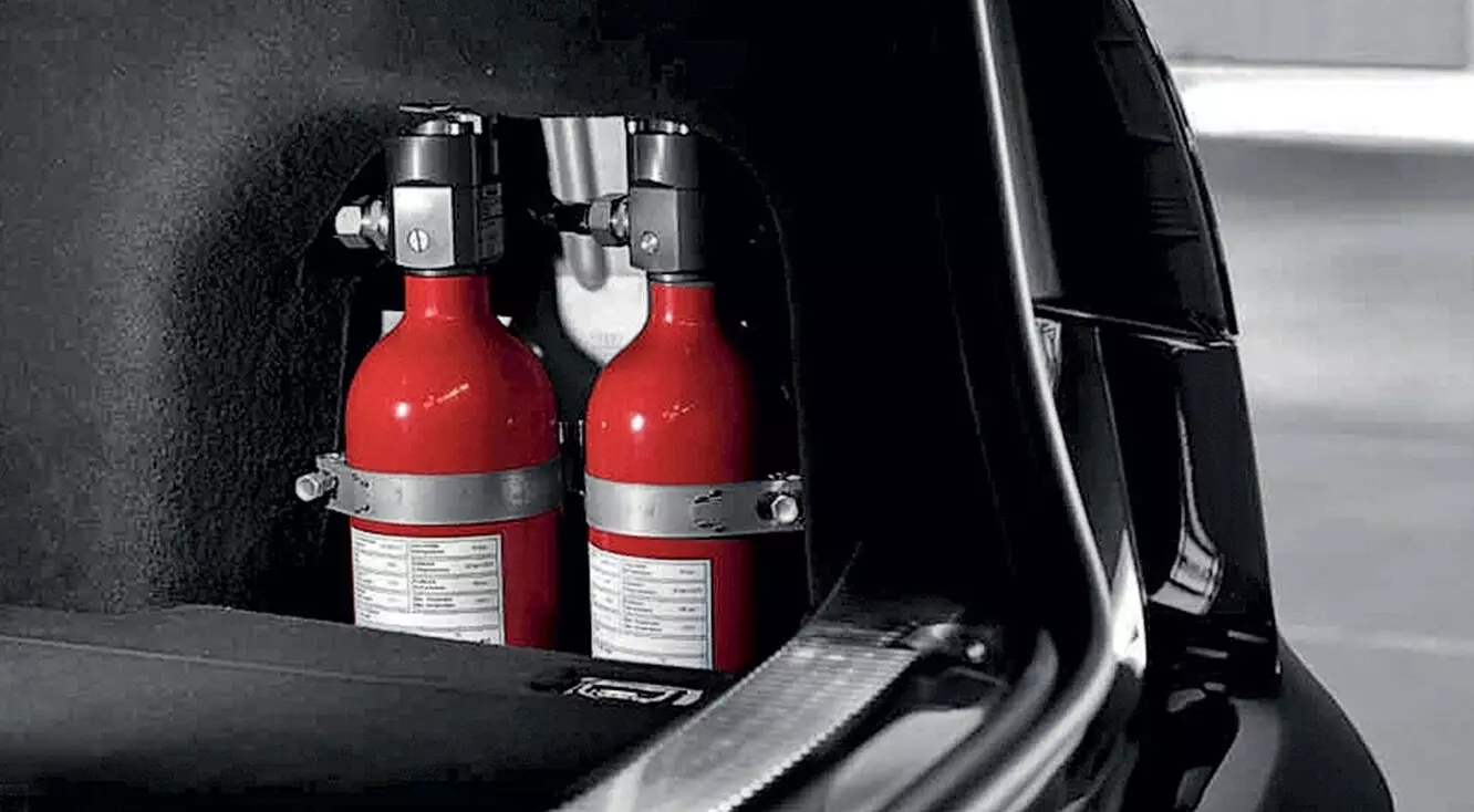 Volejte 01 V kufru je umístěn hasicí systém, který v případě požáru rozstřikuje hasicí směs na plynovou nádrž, do motorového prostoru, podběhy kol a pod dno. Systém se spouští buď plně automaticky signálem z teplotních čidel, nebo manuálně stisknutím vypínače v kabině