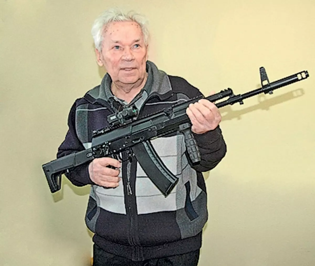 Die legendariese man, die 92-jarige Mikhail Timofeevich Kalashnikov, glo dat die wapen wat hy geskep het, in die regte rigting ontwikkel. Alhoewel die ontwerper van die doodsmasjien in 2002 in 'n onderhoud met die koerant Guardian gesê het: "Ek wens ek het 'n grassnyer uitgevind"