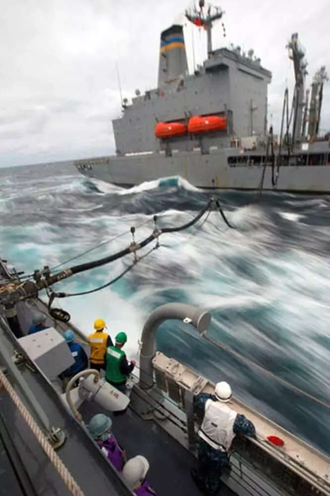 Savaş gemilerine yakıt ikmali yapmak maliyetli ve genellikle tehlikeli bir iştir.