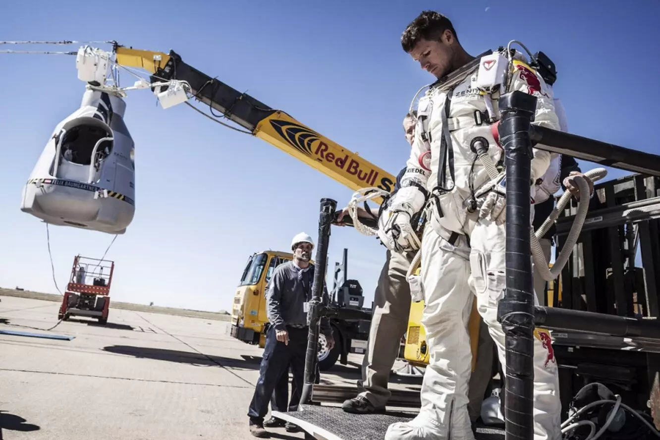 Феликс Баумгартнер напуска капсулата си, след като мисията Red Bull Stratos беше отложена (9 октомври 2012 г.). Това е второто отлагане на старта заради метеорологичните условия. Предложеното място за изстрелване (Розуел, Ню Мексико) има сравнително тихо време, когато можете да избирате