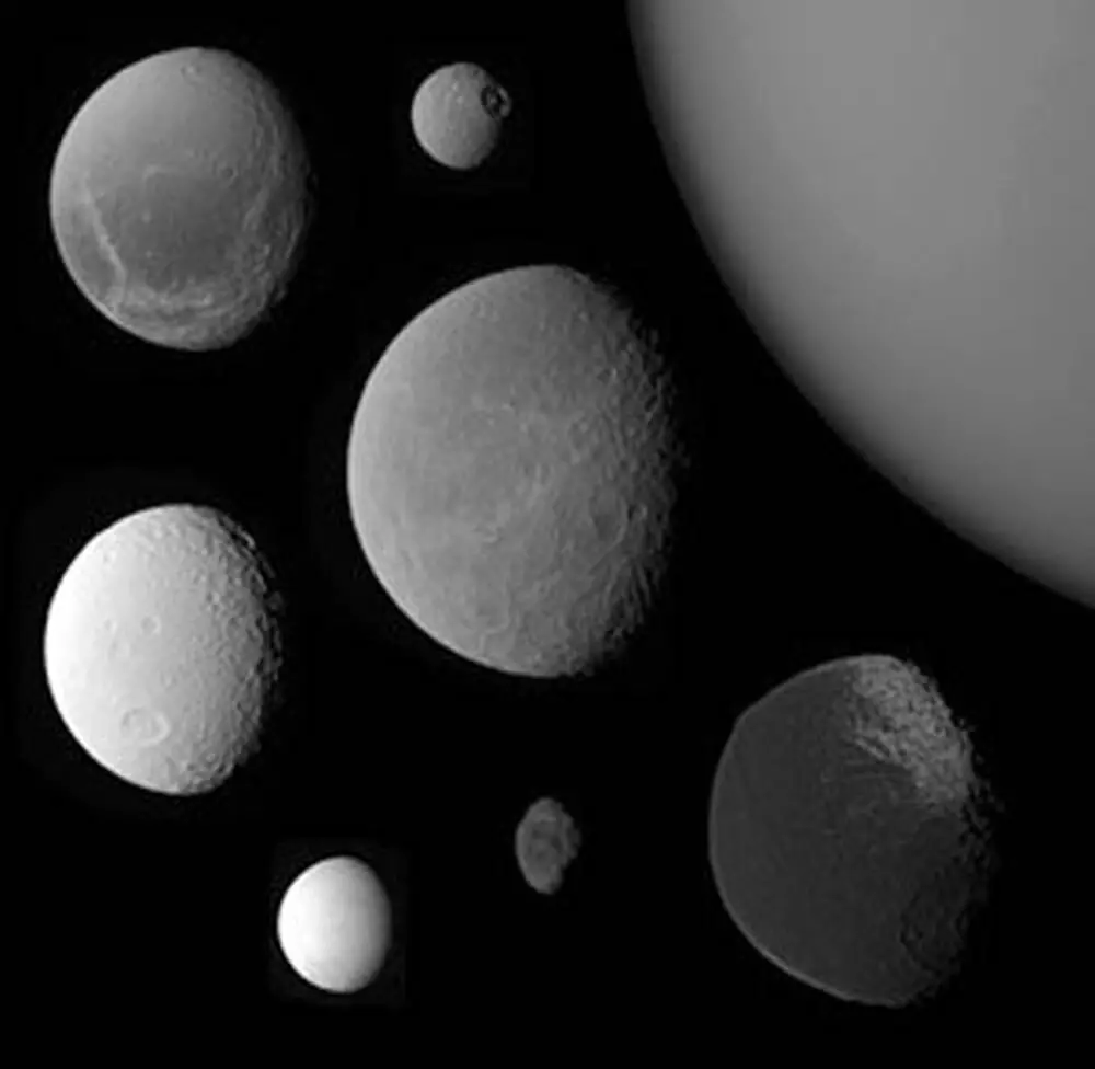 Saturnuksen suurimmat kuut. Titanin reuna on näkyvissä, ja myötäpäivään sen takana ovat Iapetus, Hyperion, Enceladus, Tethys, Dione ja Mimas. Rhea keskustassa