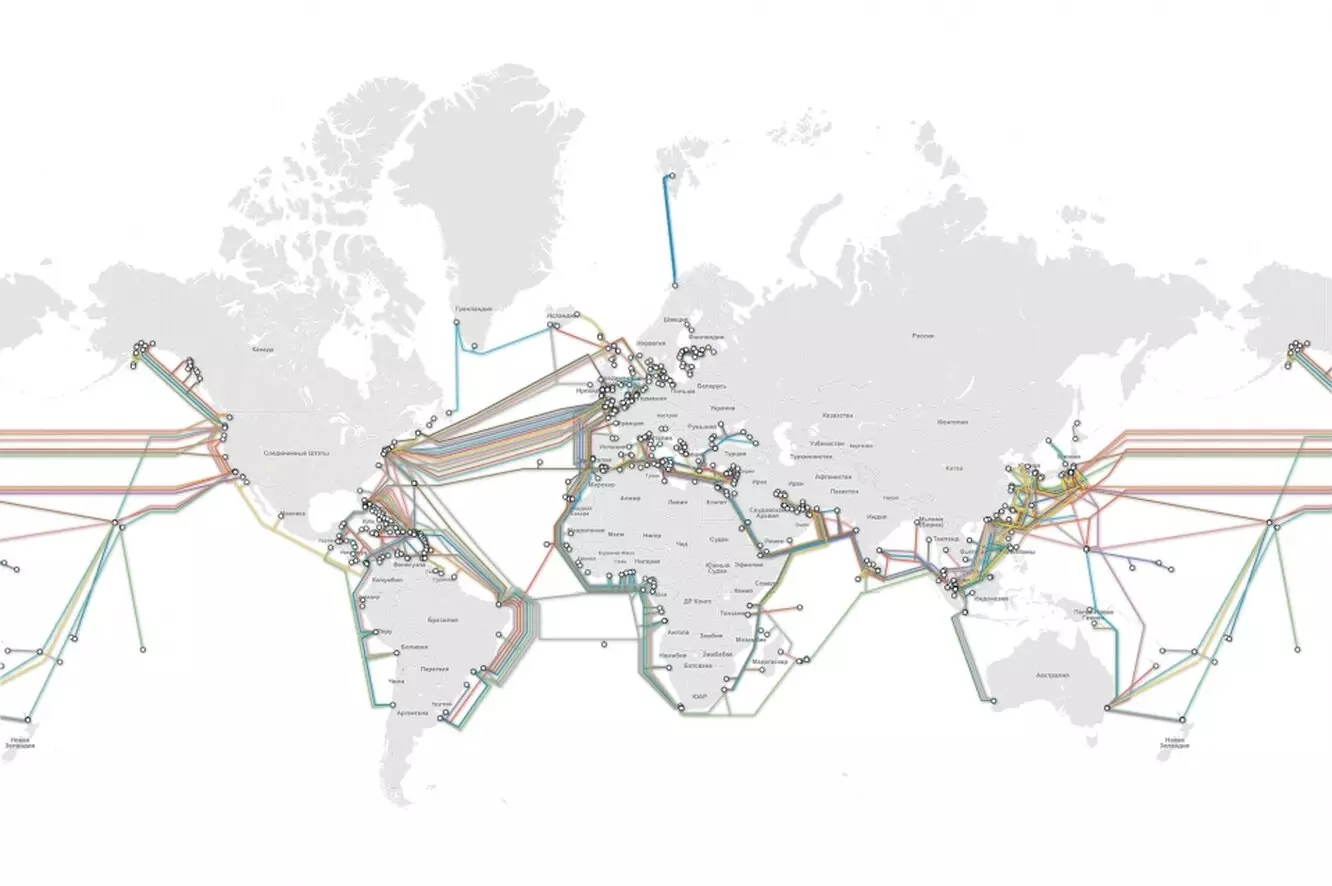 Dette kartet viser kun de undersjøiske kablene som utgjør ryggraden til internett. Faktisk er Backbone mye mer omfattende, fordi det i stor grad består av jordbasert kommunikasjon. I tillegg gir høyhastighets satellittforbindelser allerede et betydelig bidrag til hastigheten og påliteligheten til nettverket.