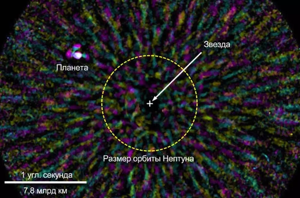 Imatge IR processada del sistema Kappa Andromeda. El planeta orbita una estrella 55 vegades més lluny que la Terra del Sol i 1,8 vegades més lluny que Neptú.