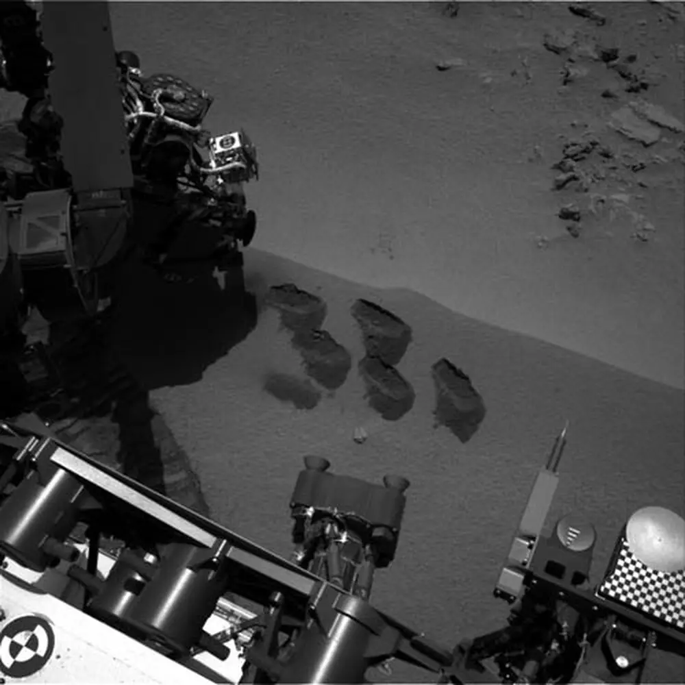 Bit: nîşaneyên ku li ser rûyê Marsê mane piştî ku Curiosity bi satilek 5 cm ax hilda.