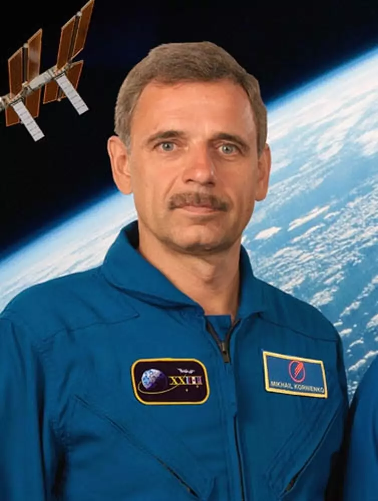 Si Mikhail Kornienko ay gugugol ng isang buong taon sa ISS sa kumpanya ng kanyang Amerikanong kasamahan na si Scott Kelly