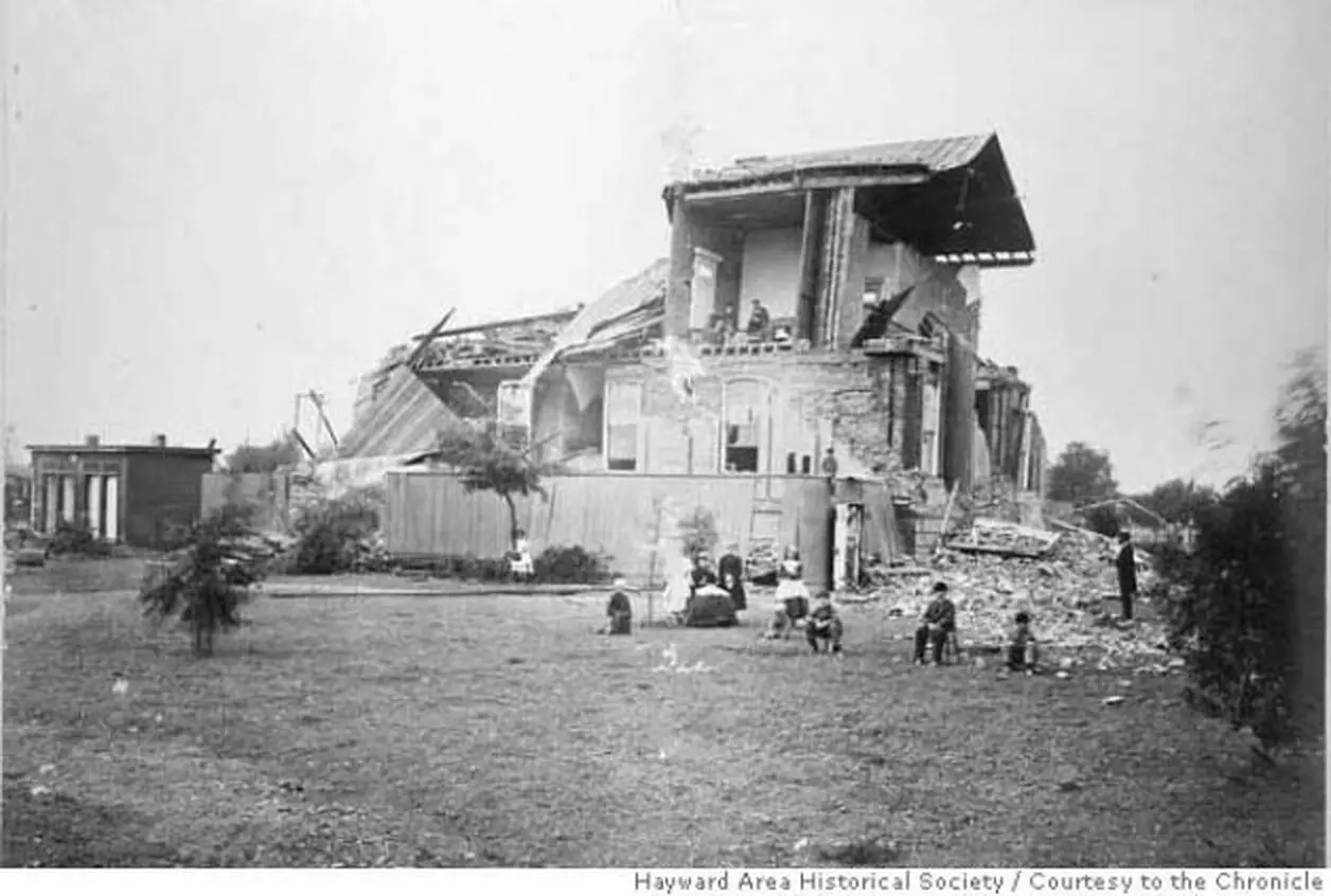 La falla de Hayward es una bomba de relojería tectónica. Consecuencias de un terremoto en 1868. La probabilidad de un gran terremoto (magnitud superior a 6,7) en los próximos 30 años en esta zona es del 31%.