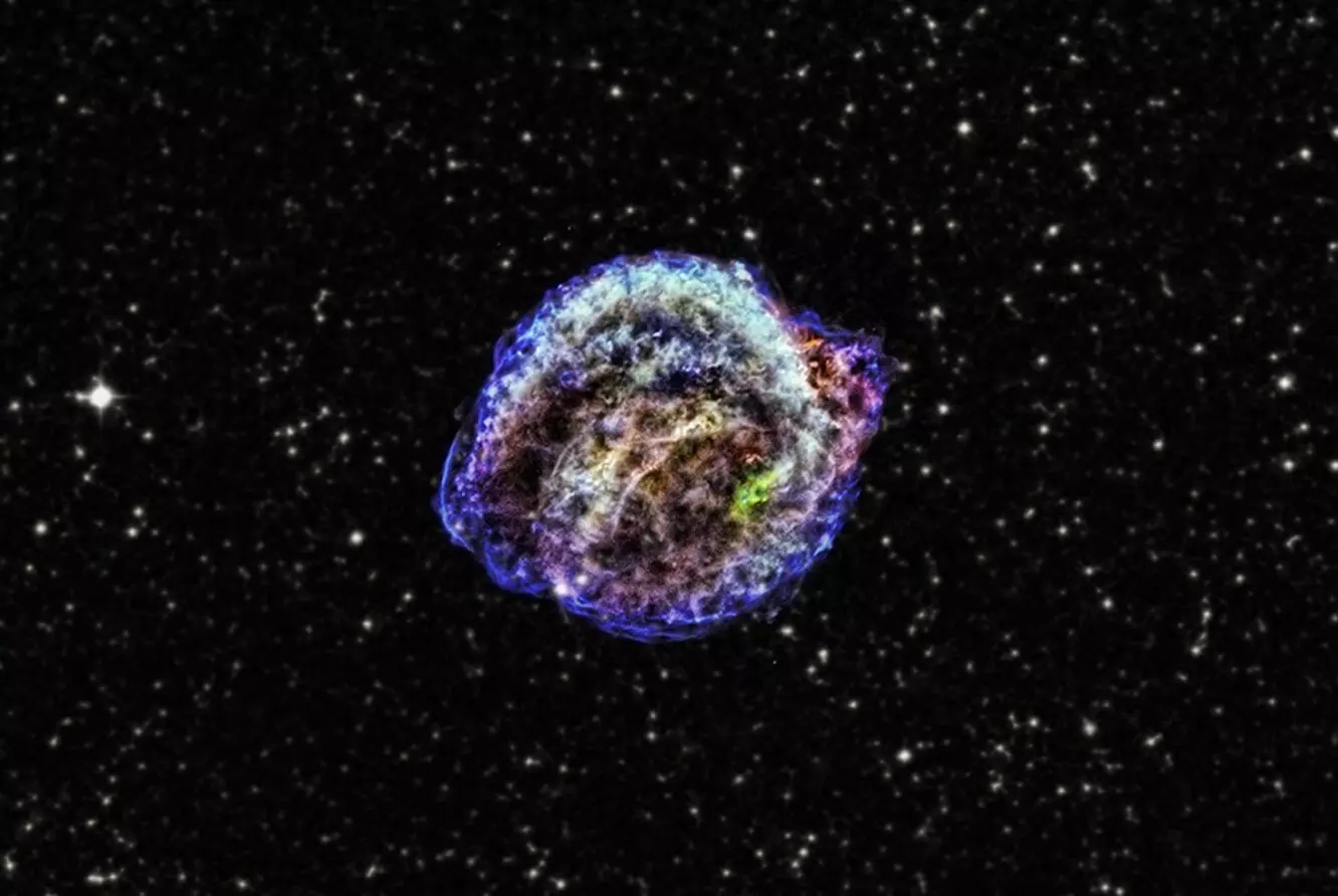 Kepler's supernova fọdụrụ. Onyonyo ejikọtara (na ebe a na-ahụ anya na x-ray). Agba uhie, akwụkwọ ndụ akwụkwọ ndụ, na acha anụnụ anụnụ kwekọrọ na ụzarị X-ray dị ala, ọkara na njupụta dị elu nke teliskop Chandra chọpụtara.