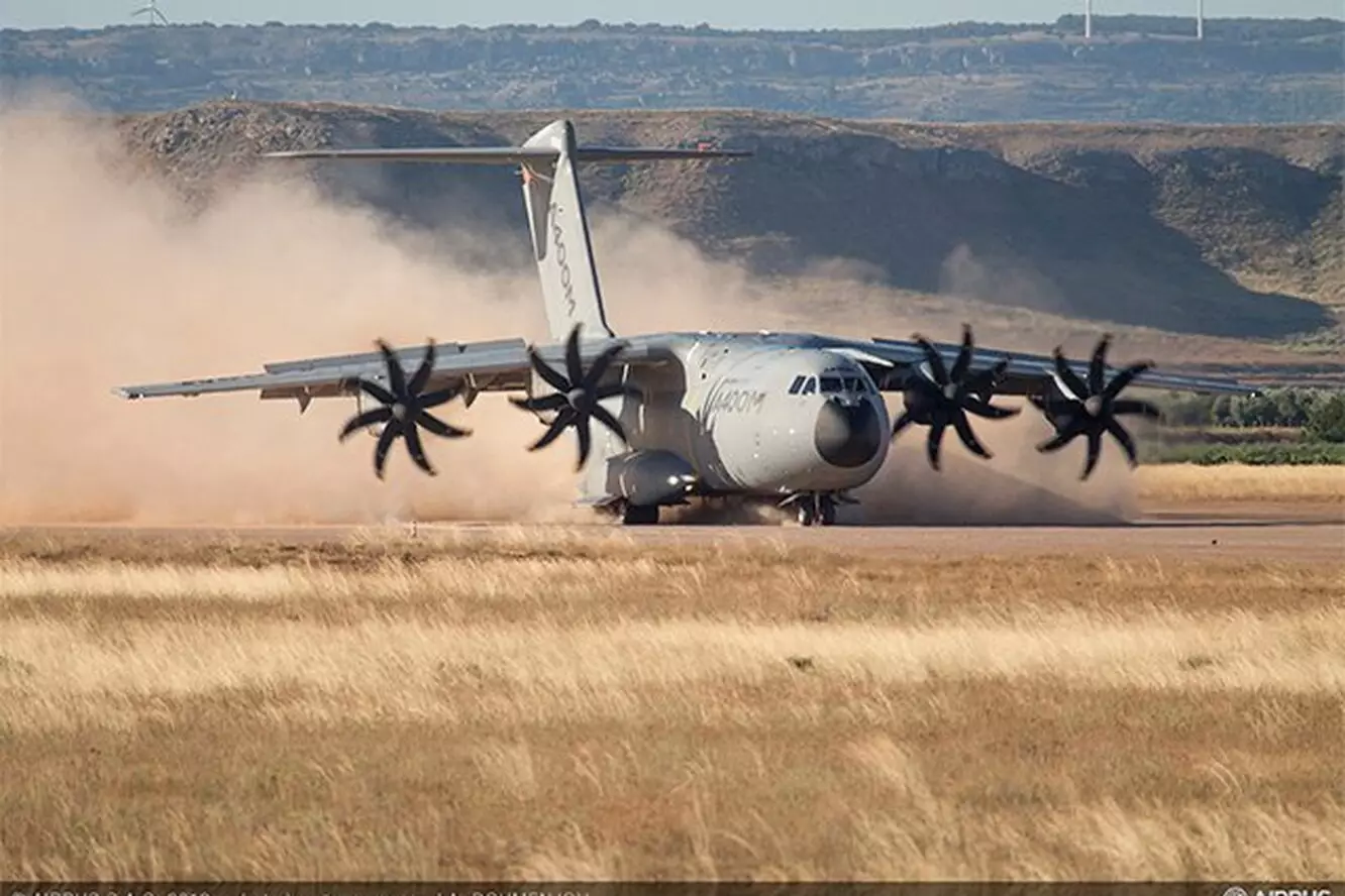 Diyaarada Airbus Military A400M oo saaran dhabada dayuuradaha