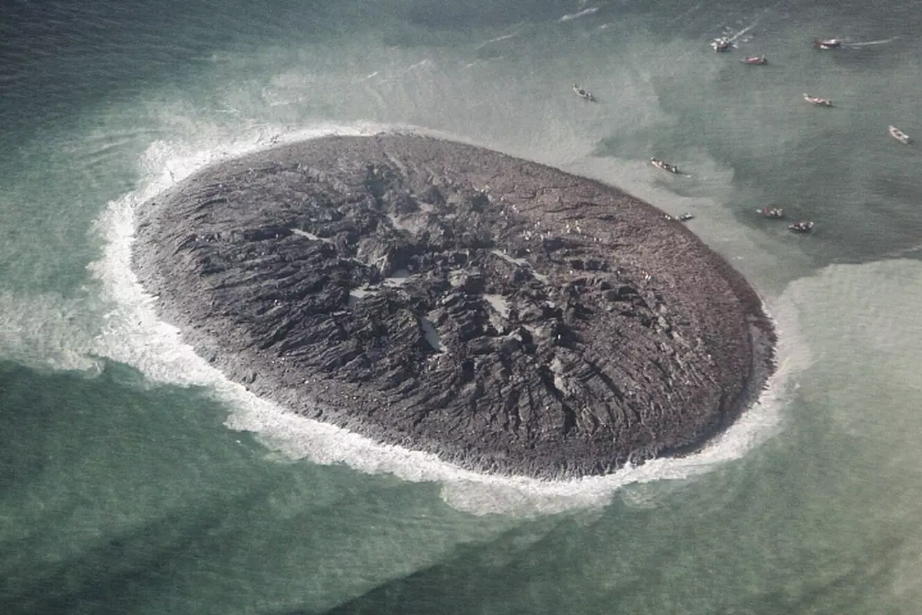 Zdjęcie lotnicze wykonane przez Narodowy Instytut Oceanografii Pakistanu pokazuje wyspę, której długość szacuje się na 75-90 metrów i 15-20 metrów nad poziomem morza.