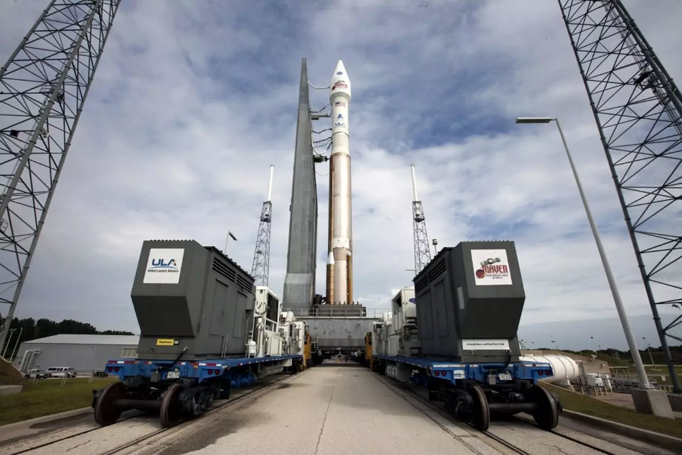 Atlas V بوسٹر لانچ پیڈ پر لے جایا جا رہا ہے۔