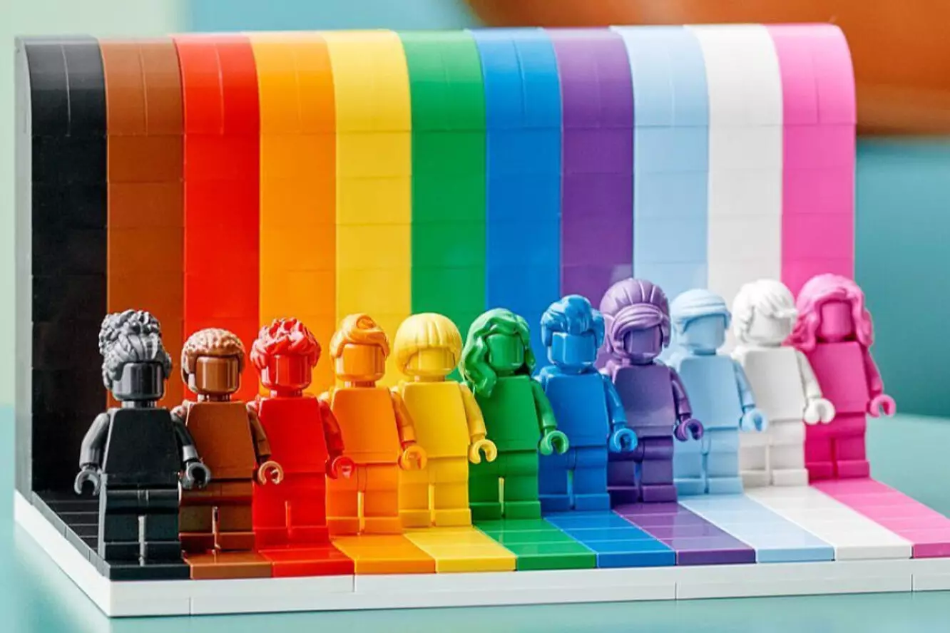 Баары укмуш: LEGO LGBTQ+ коомчулугуна арналган топтомун чыгарат