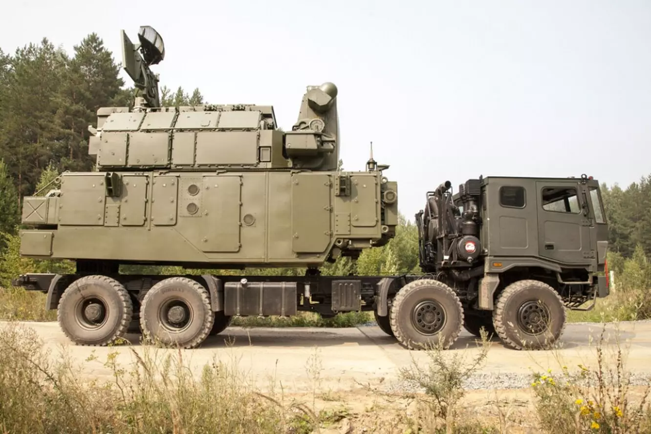premiere dunya sistem pertahanan hawa TOR-M2KM dina chassis TATA 335561_1