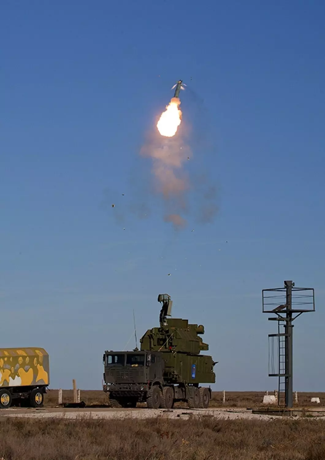 Testy systému protivzdušné obrany Tor-M2KM s modulárním bojovým a technickým vybavením umístěným na podvozku automobilu TATA proběhly na podzim roku 2013 na cvičišti Kapustin Yar. V průběhu testování byly provedeny úspěšné bojové odpaly raket na cíle Saman a také koordinace skupiny složené z autonomního bojového modulu, radaru Kasta-2E2 a Ranzhir UBKP.