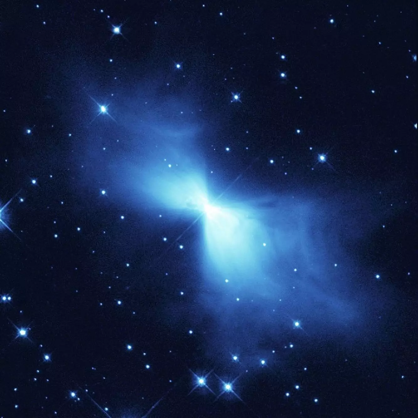 Okpomọkụ nke ihe na-agbasa ngwa ngwa na Boomerang Nebula bụ naanị ihe dịka 1K, na-eme ka ọ bụrụ ebe kachasị oyi na mbara igwe a maara (anaghị agụta ihe ndị mmadụ mere na ụlọ nyocha).