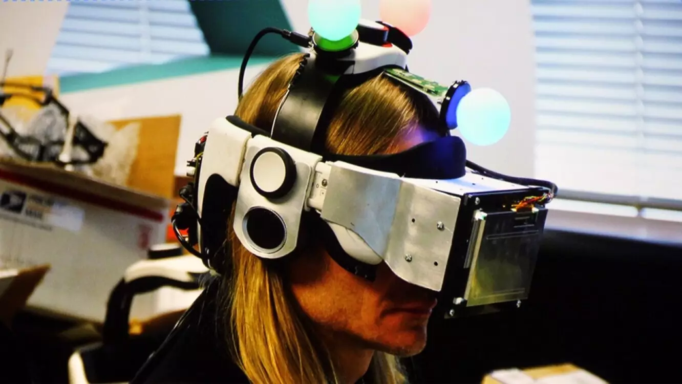 Isa sa mga unang prototype ng Sony ng isang virtual reality headset