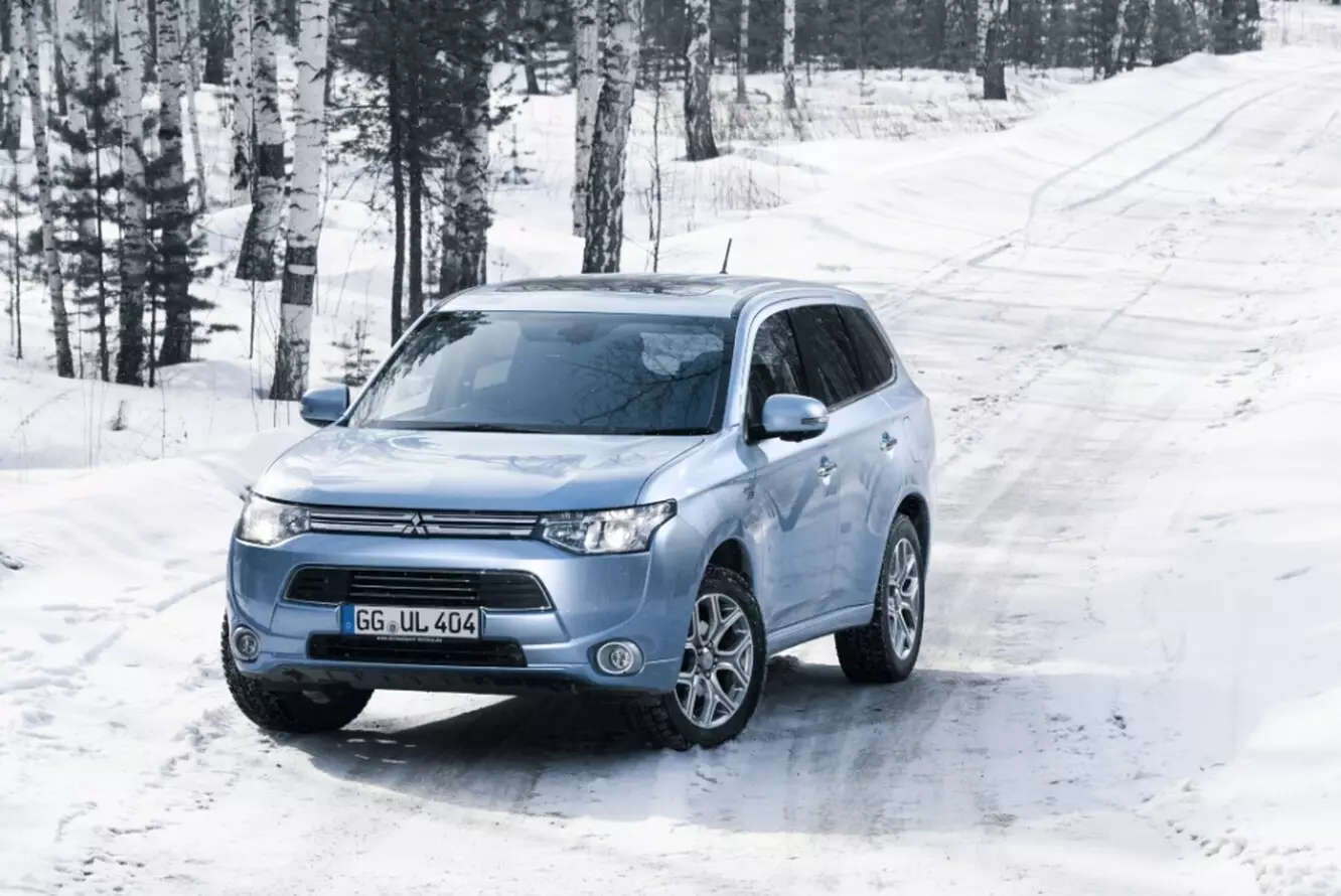 مىتسۇبىشى Outlander PHEV