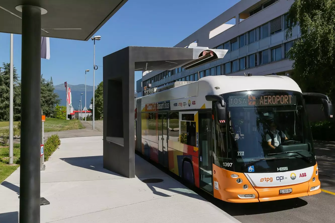 Električni autobus se puni na autobusnim stanicama 336415_1