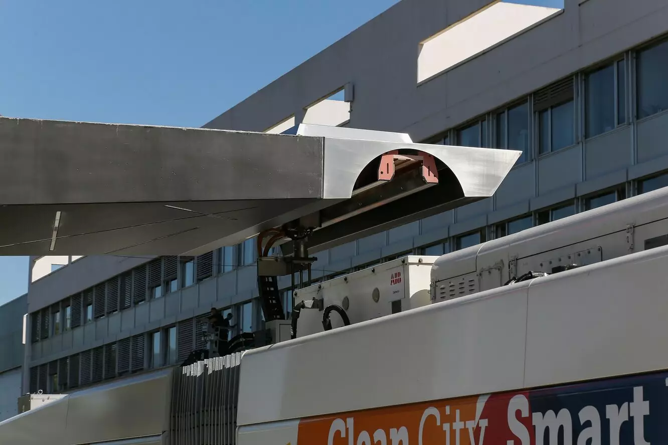 Električni autobus se puni na autobusnim stanicama 336415_2