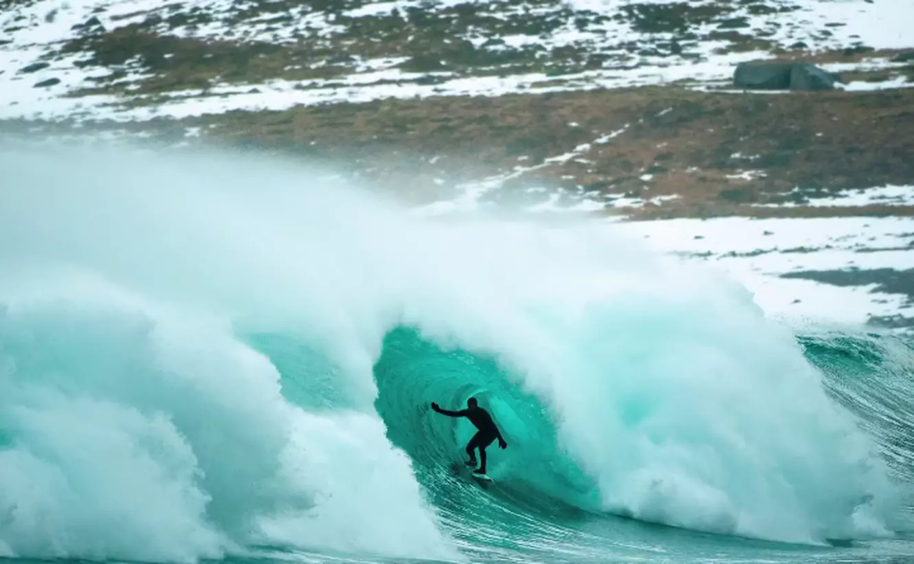 Vreemde mensen die surfen in het noordpoolgebied 336714_1