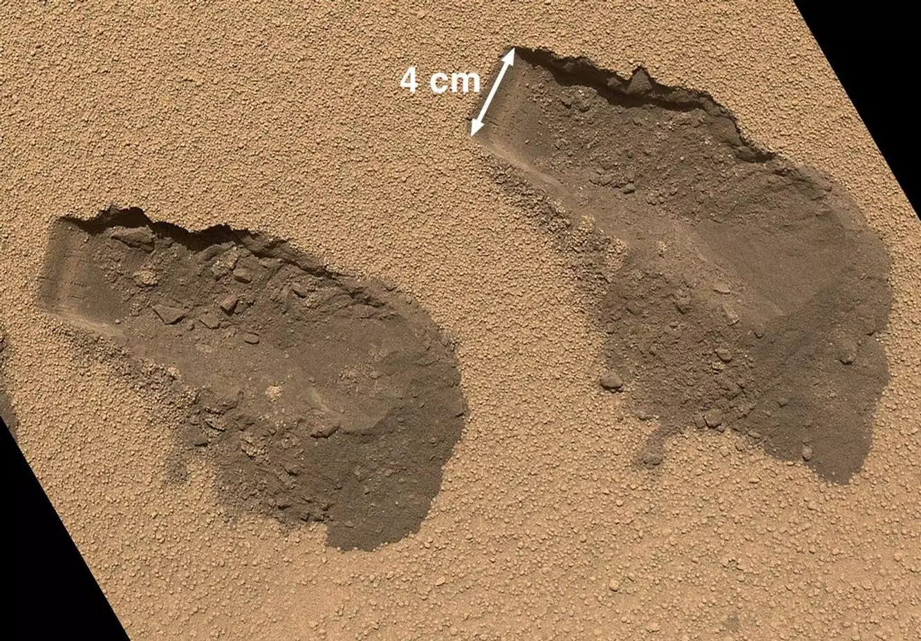 Impressioni al suolo prese da Curiosity nell'ottobre 2012 per il campionamento per l'analisi.