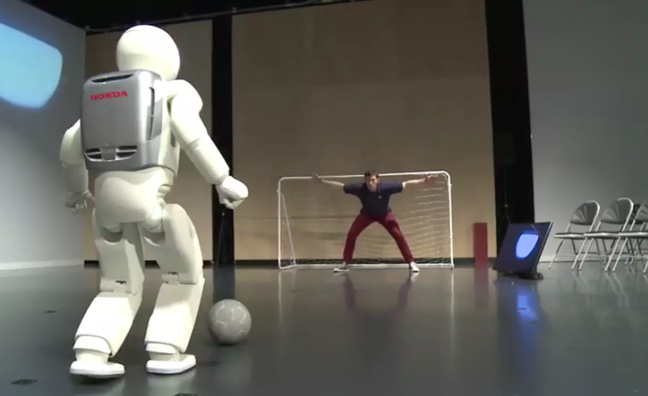 Robot hraje fotbal a nalévá nápoje: video 336859_1