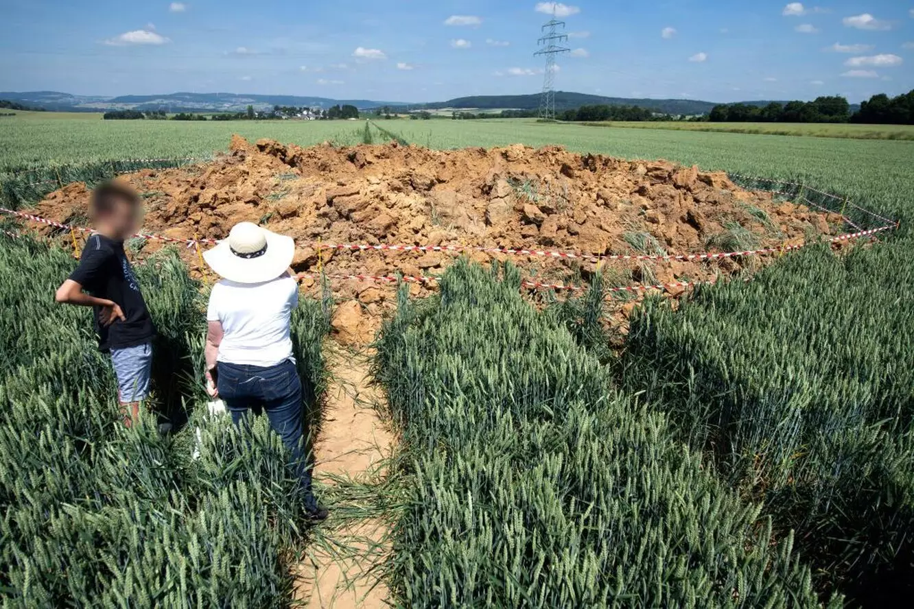 Bomba iz Drugog svjetskog rata pretvorila je polje u krater 337452_2