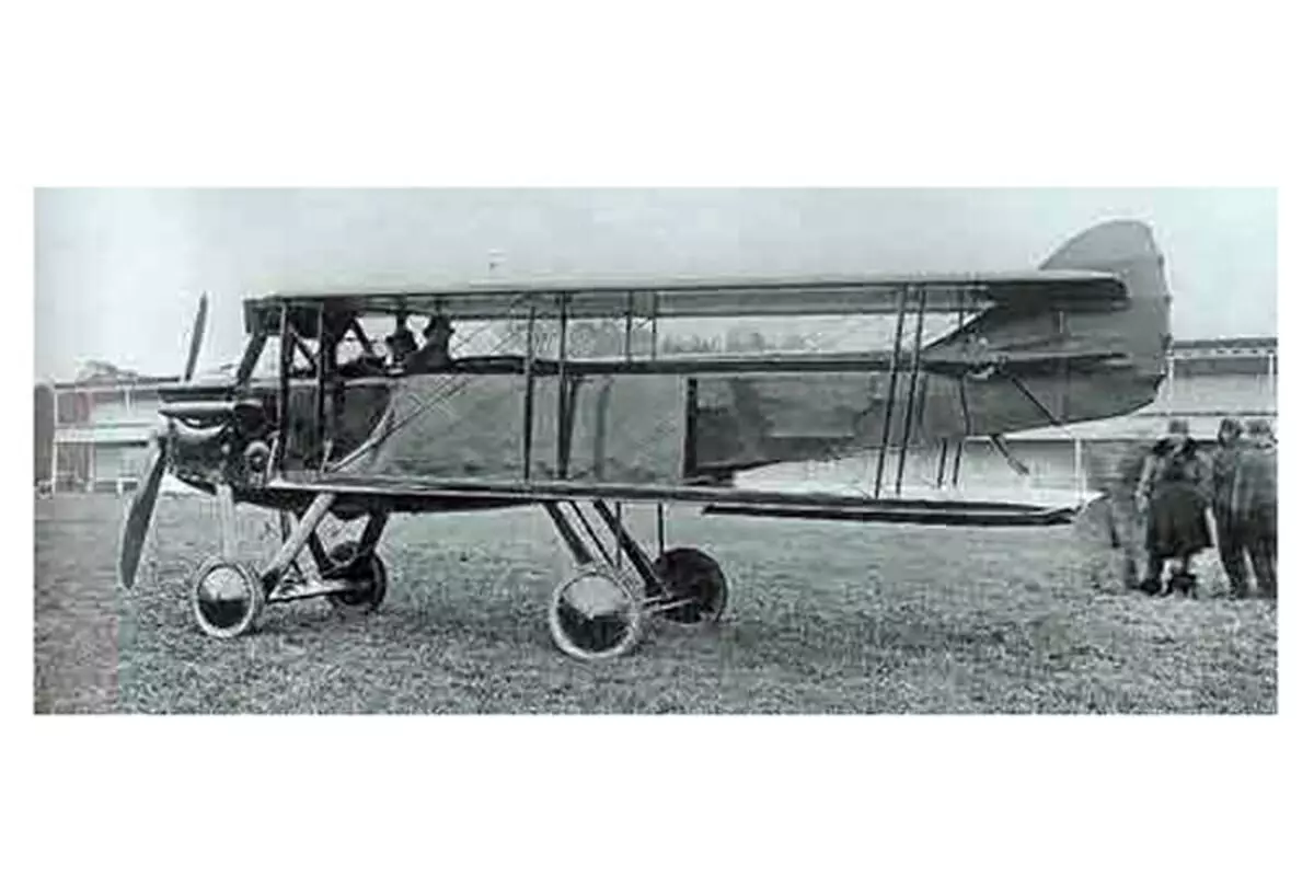 Ngo-1921: I-biplane ye-Tampier Roadable ifika kwi-Paris Air Show kwaye ihamba ngezitrato zeso sixeko kwiiyure ze-2 ngesantya se-24 km / h.