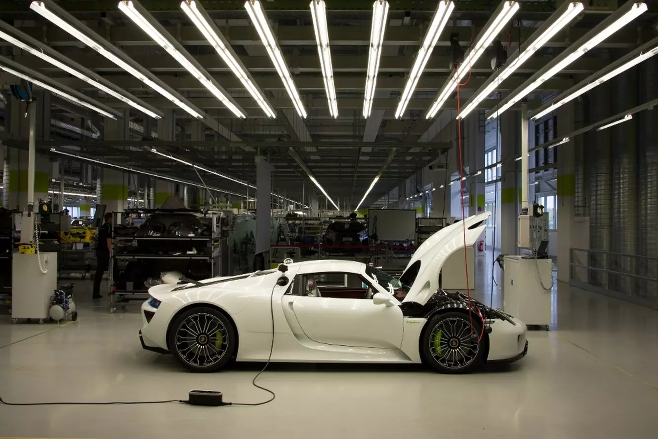 Iyo Porsche 918 Spyder hybrid supercar yakaunganidzwa sei 338446_1